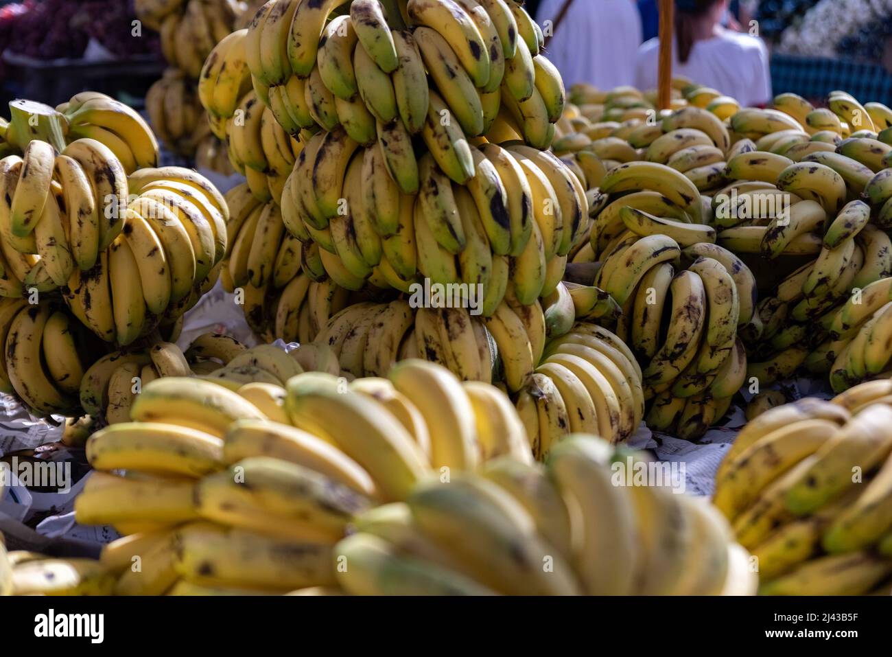 Bananes mûres au marché de la ville. Marché arabe des fruits et légumes ...