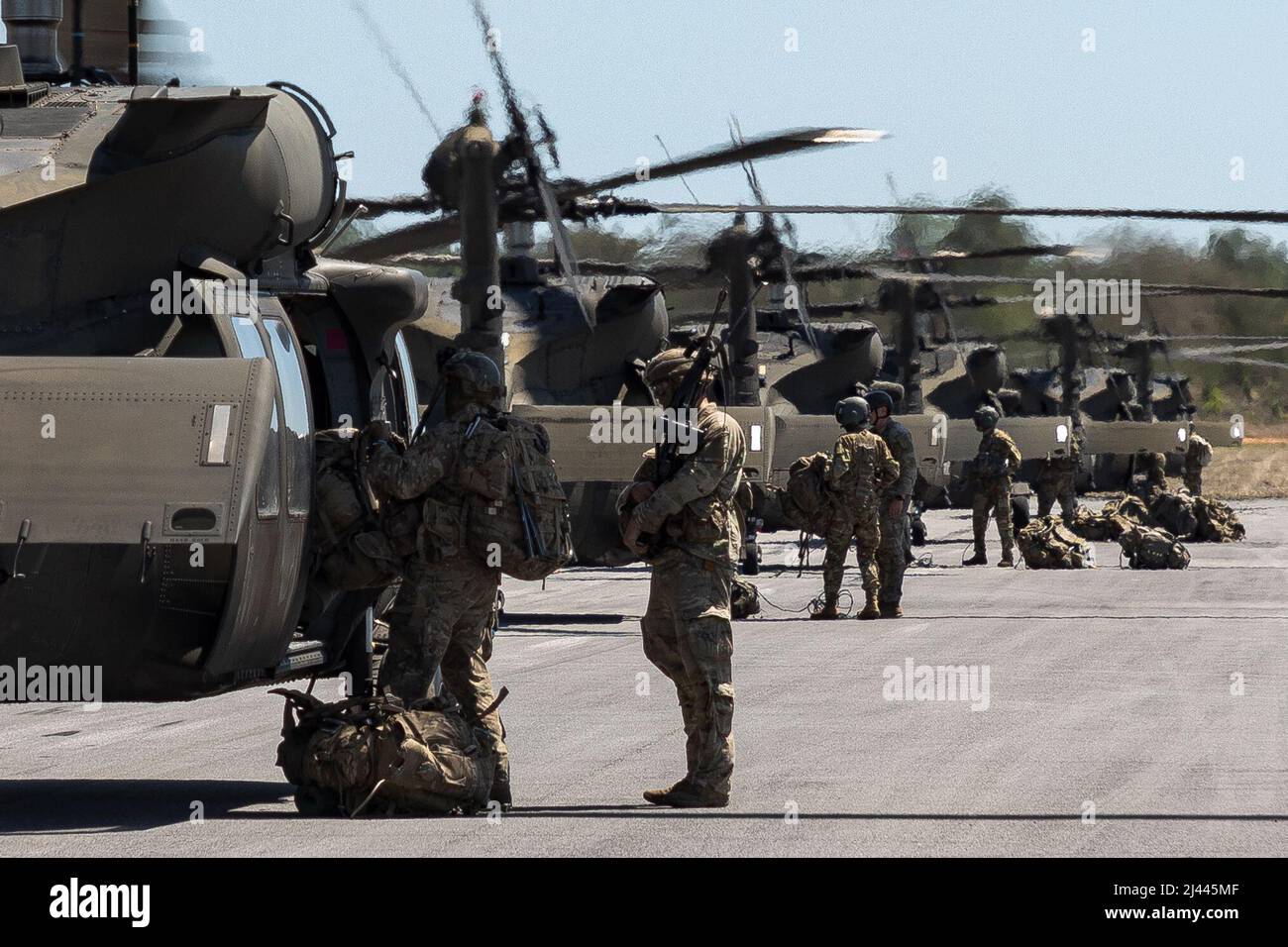 Les soldats de l'armée américaine se préparent à monter à bord des ...