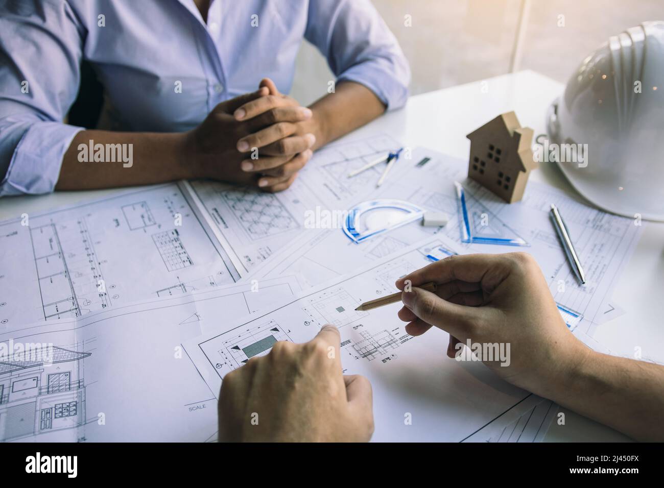 Architecte travaillant sur un plan d'action discutant d'un nouveau ...