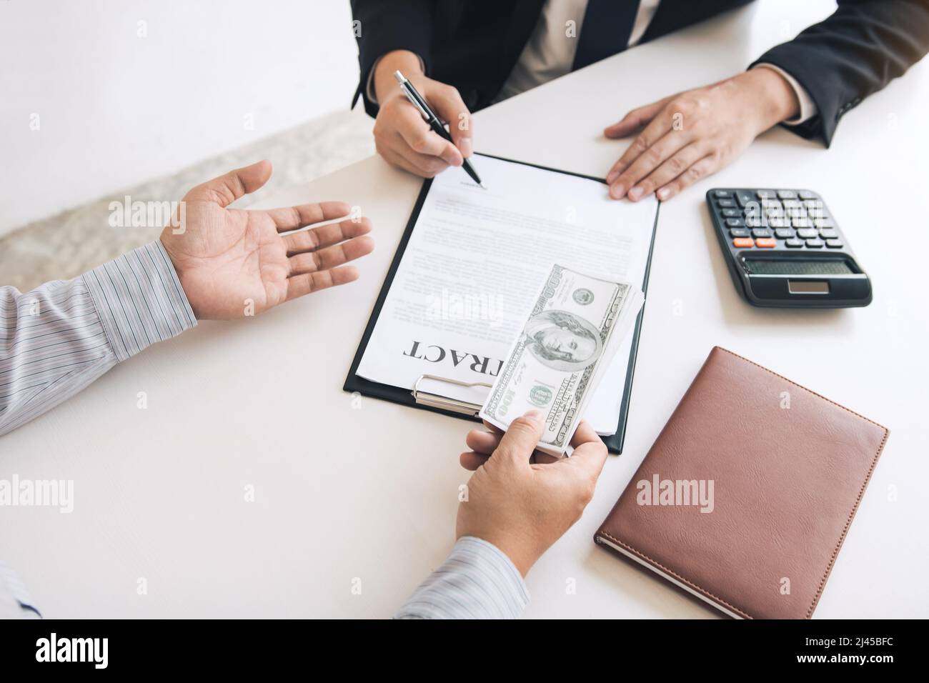 Les entrepreneurs reçoivent de l'argent qui est un pot-de-vin de leurs ...