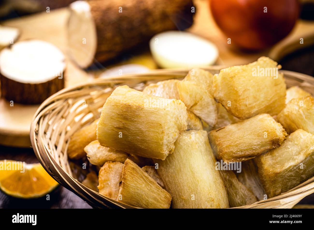 manioc frit, racine servie épluchée et frite. Morceau de manioc brut en ...