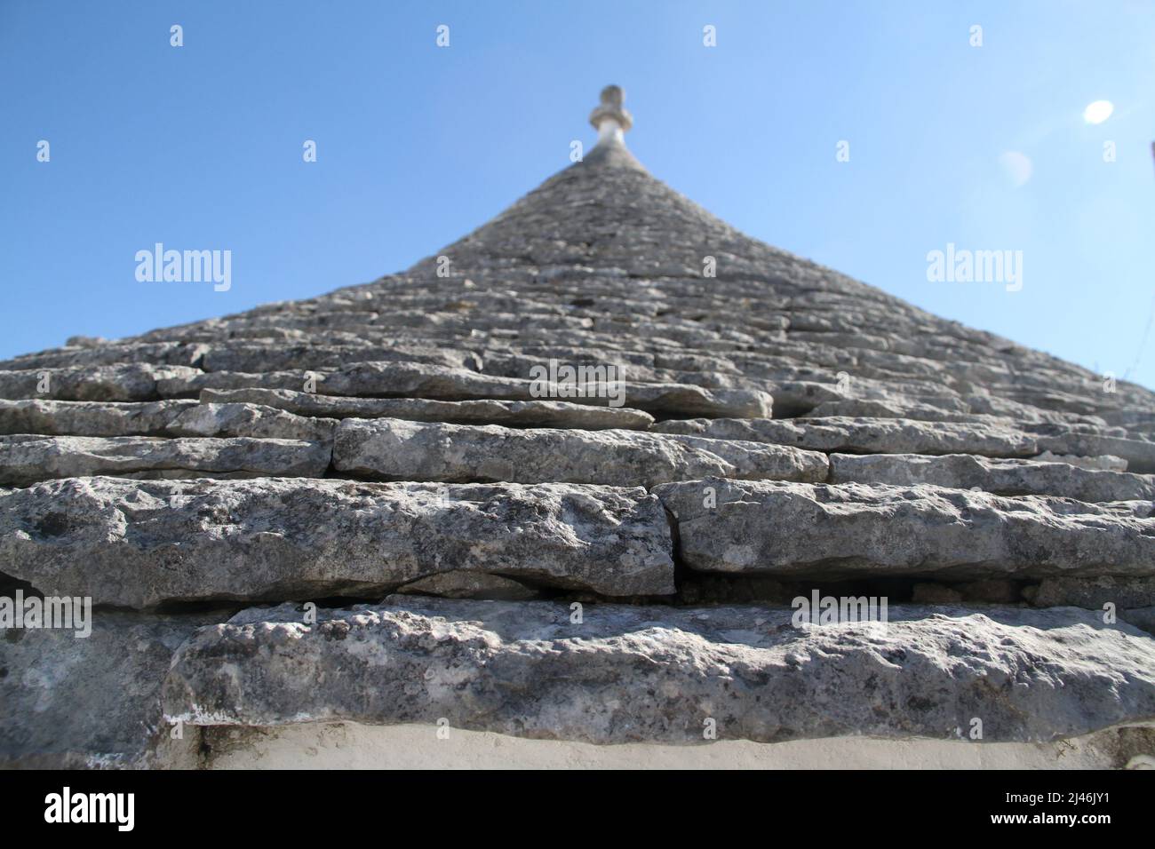 Le toit conique, au sommet, d'une maison traditionnelle de roche trullo ...