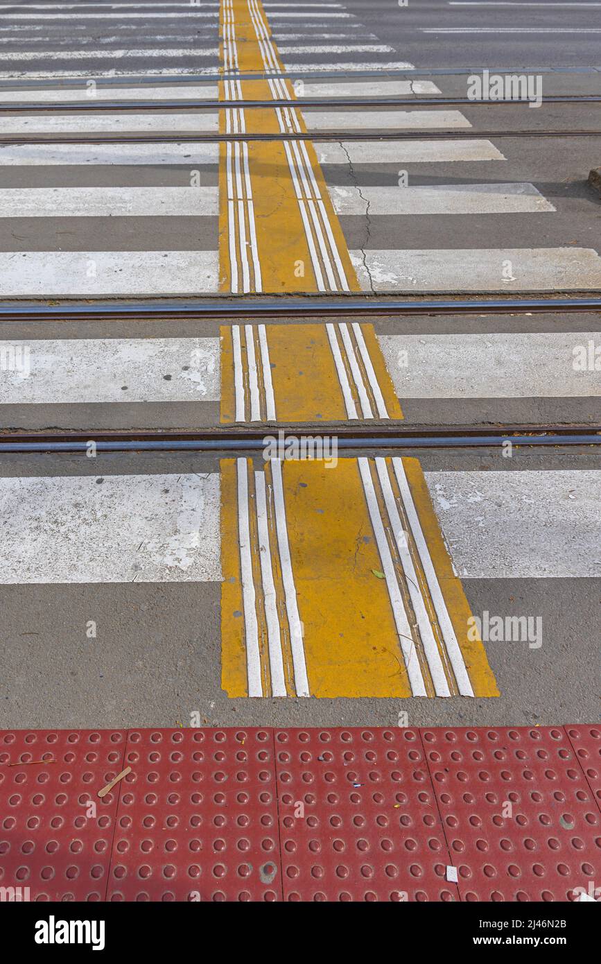 Voies de tramway double Zebra Crossing avec lignes de pose tactile ...
