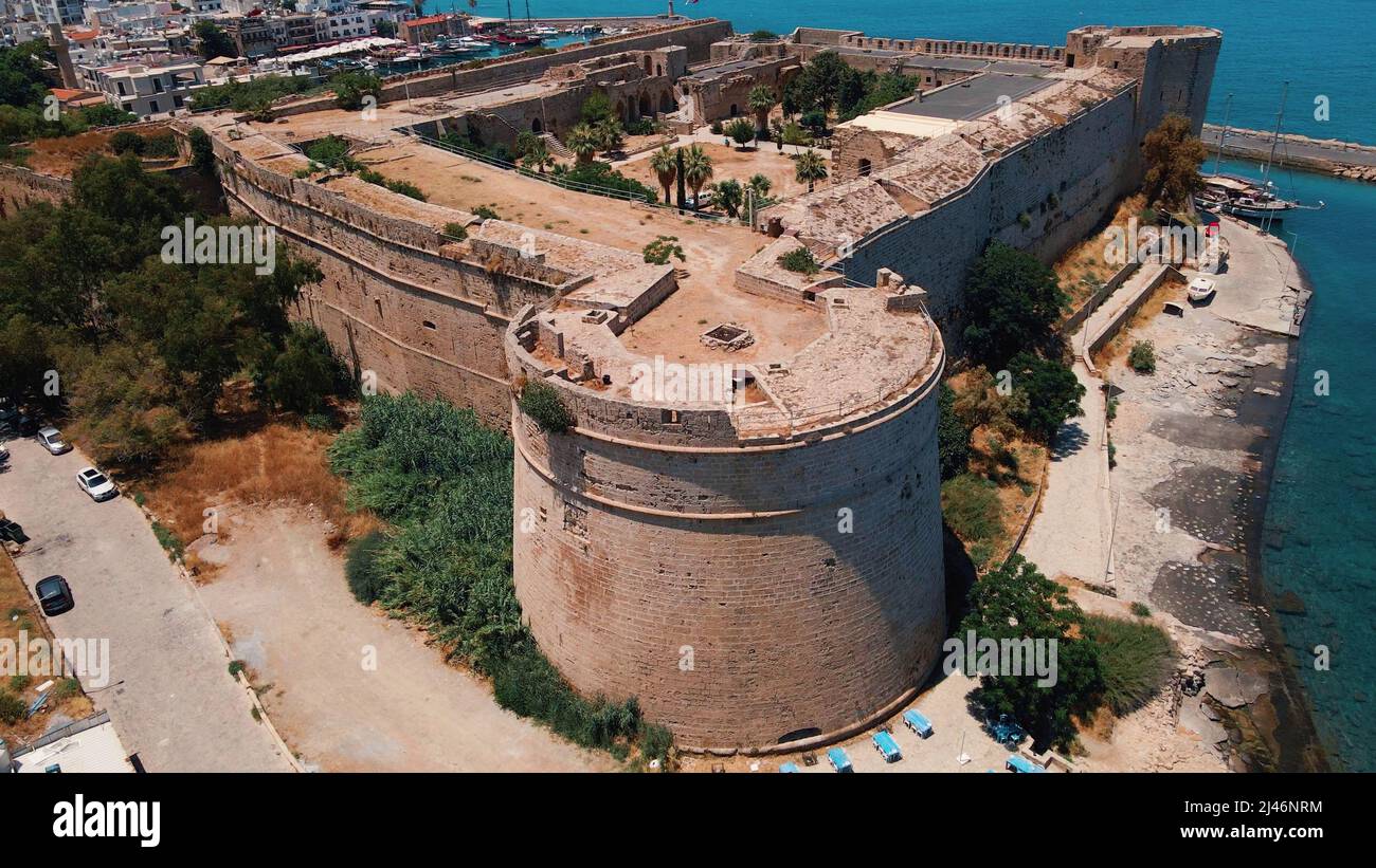 Le château de Kyrenia est un bâtiment médiéval et un vieux port ...