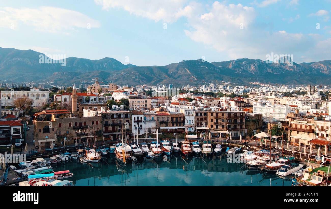 Le château de Kyrenia est un bâtiment médiéval et un vieux port ...