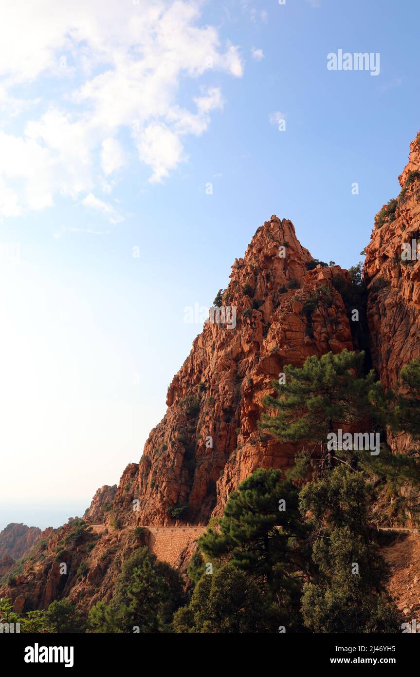 Roches rouges typiques du panorama de l'île Corse France dans le lieu ...