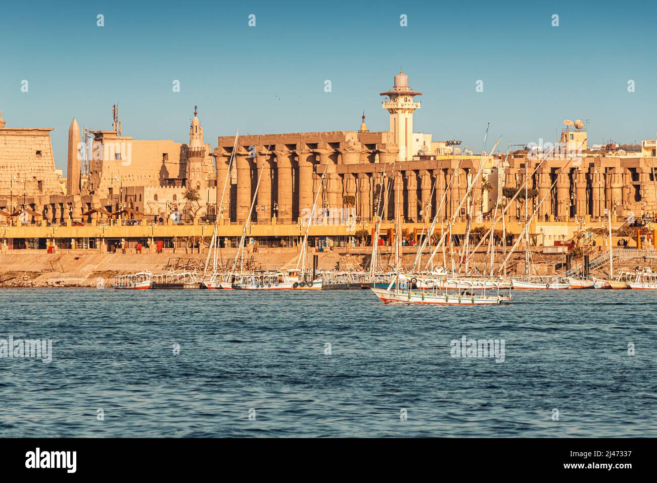 La célèbre ville de Louxor sur la côte du Nil en Égypte. Attractions ...