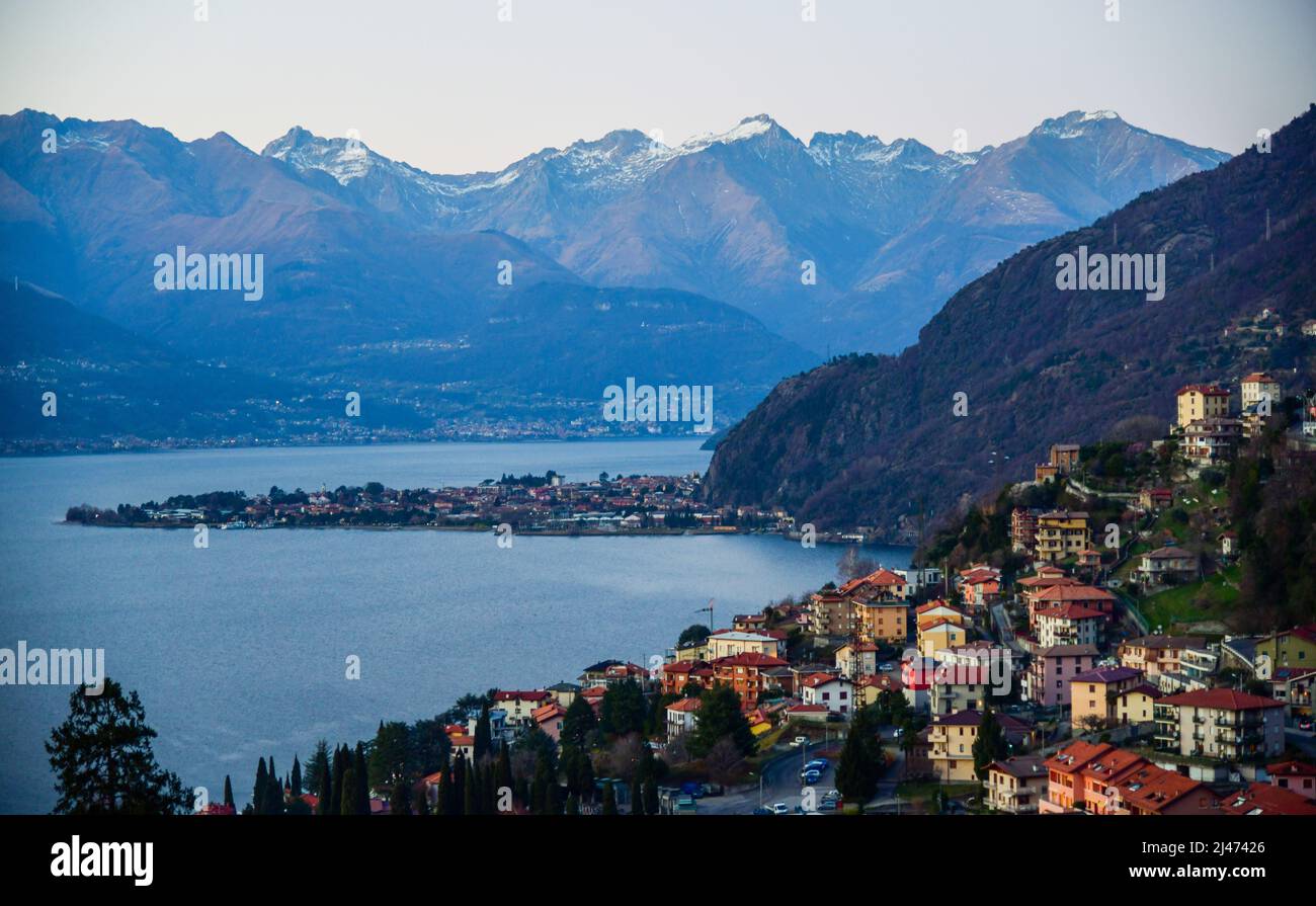 Vue aérienne de la ville située sur les rives du lac de Côme, Italie ...