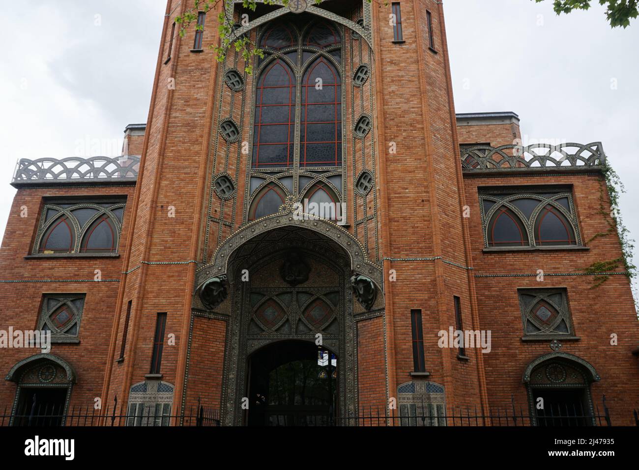 église de brique rouge france Banque de photographies et d’images à ...
