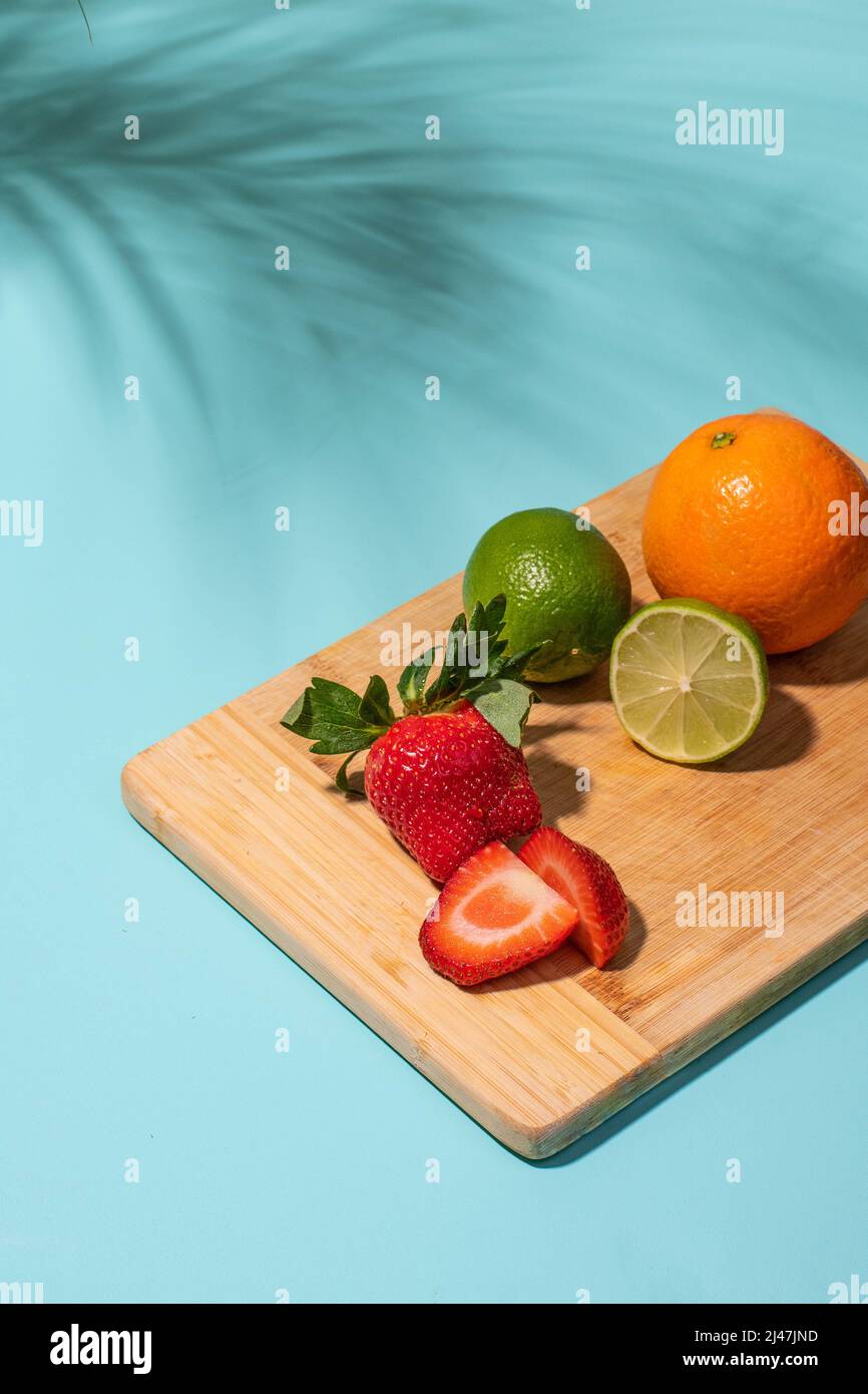 Préparation de la boisson traditionnelle espagnole d'été Sangria avec ...