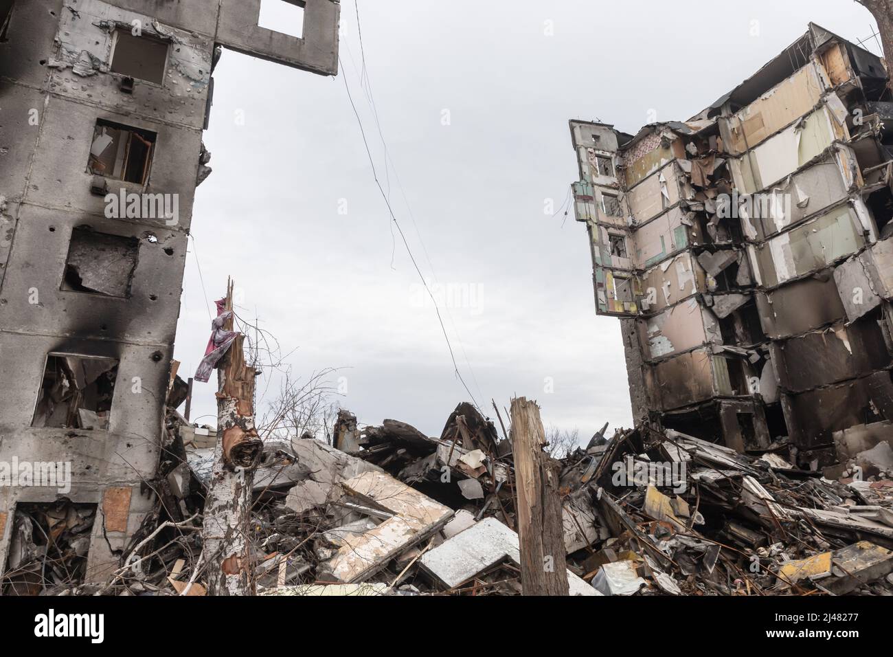 Borodyanka, Ukraine. 6th avril 2022. Chaos et dévastation dans les rues ...