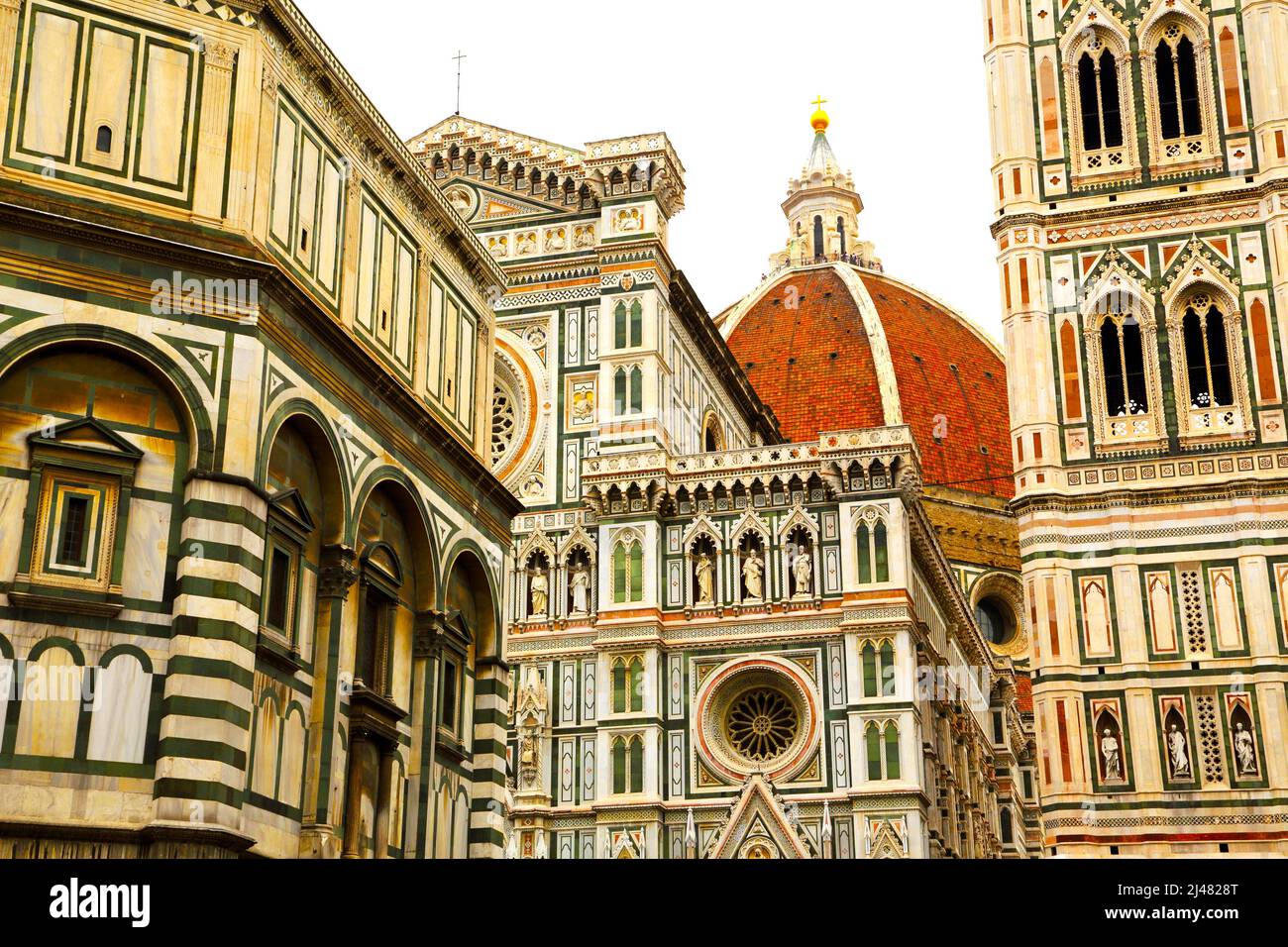 Le Baptistère, le Campanile et le Duomo sont les trois bâtiments ...