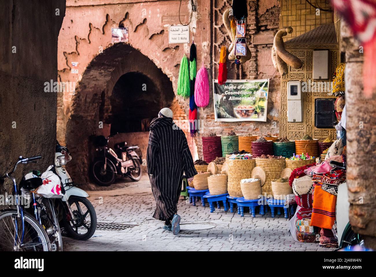 Marrakech, Maroc -28 mars 2022 : une rue typique de l'ancien quartier ...