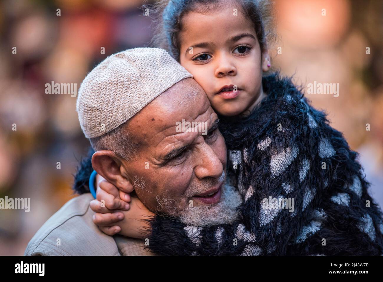Marrakech, Maroc -28 mars 2022 : une rue typique de l'ancien quartier ...