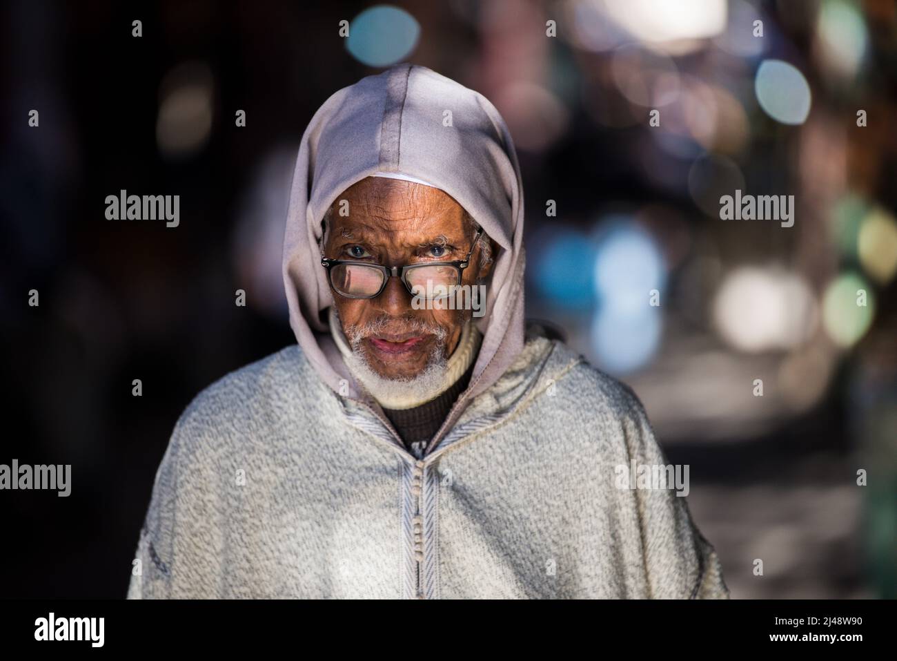 Marrakech, Maroc -28 mars 2022 : une rue typique de l'ancien quartier ...