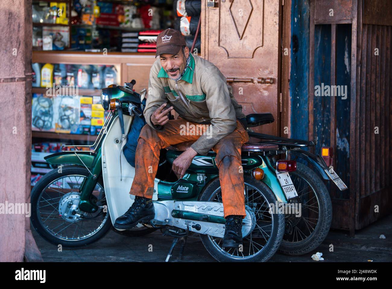 Marrakech, Maroc -28 mars 2022 : une rue typique de l'ancien quartier ...
