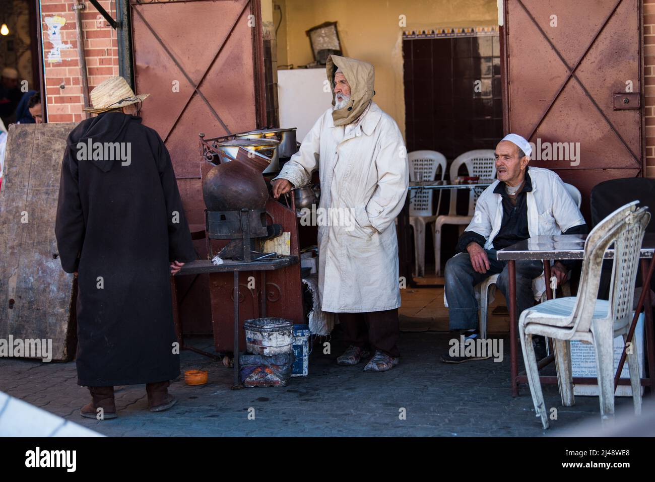 Marrakech, Maroc -28 mars 2022 : une rue typique de l'ancien quartier ...