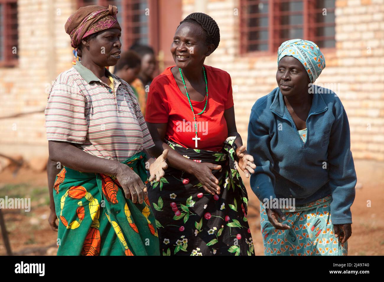 Paskazi Mukasangwa, bénéficiaire du projet, travaille avec des voisins ...