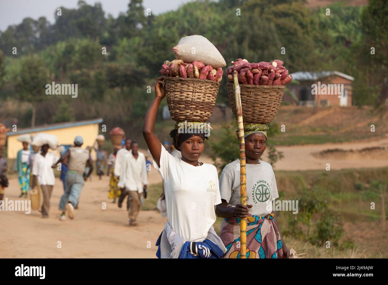 Les gens apportent leurs marchandises au marché du village de Bushoka ...