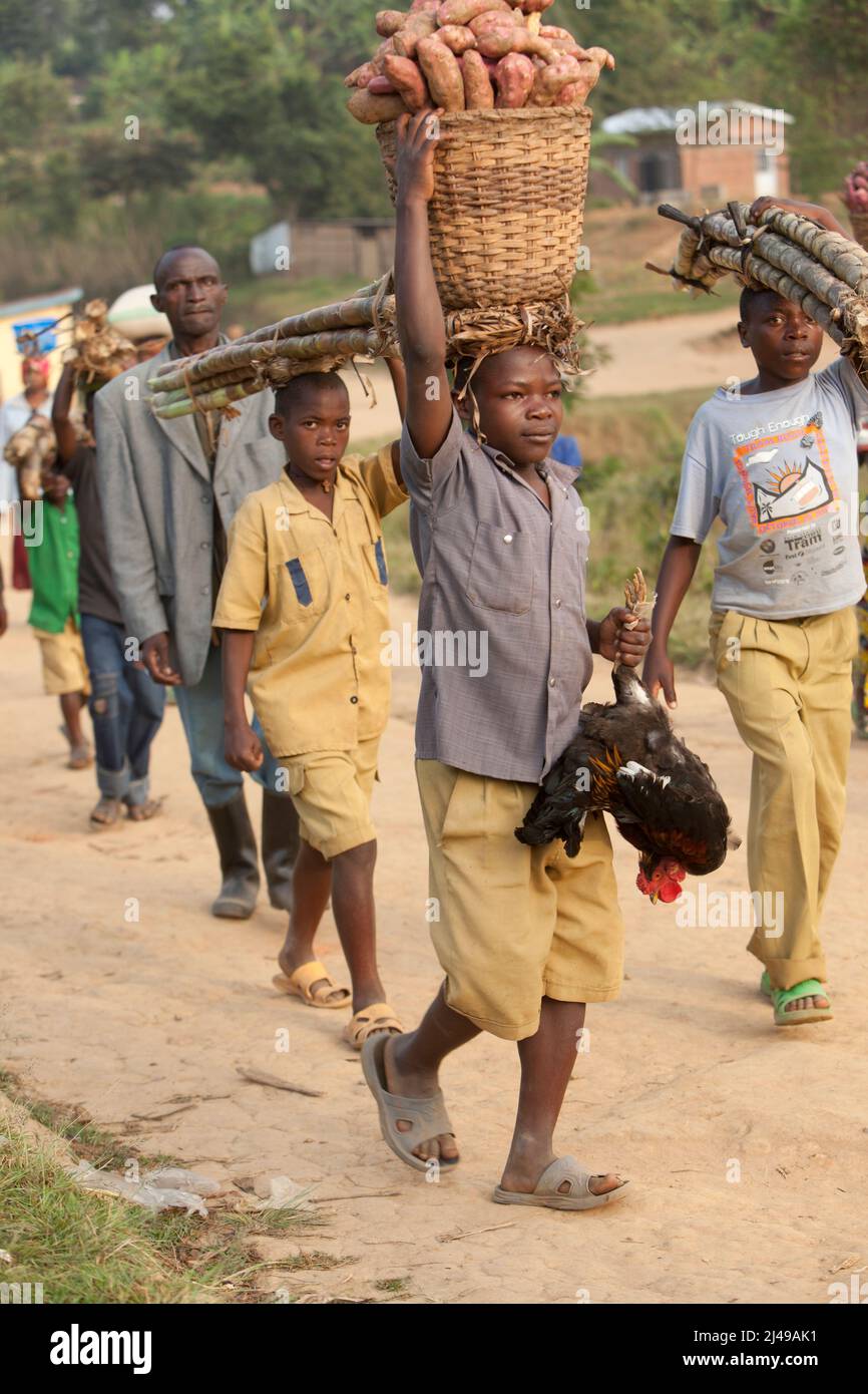 Les gens apportent leurs marchandises au marché du village de Bushoka ...