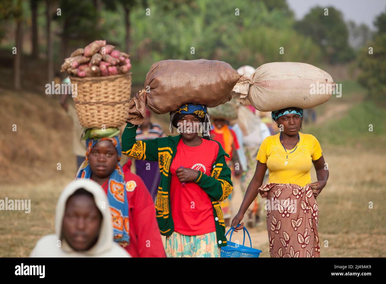 Les gens apportent leurs marchandises au marché du village de Bushoka ...