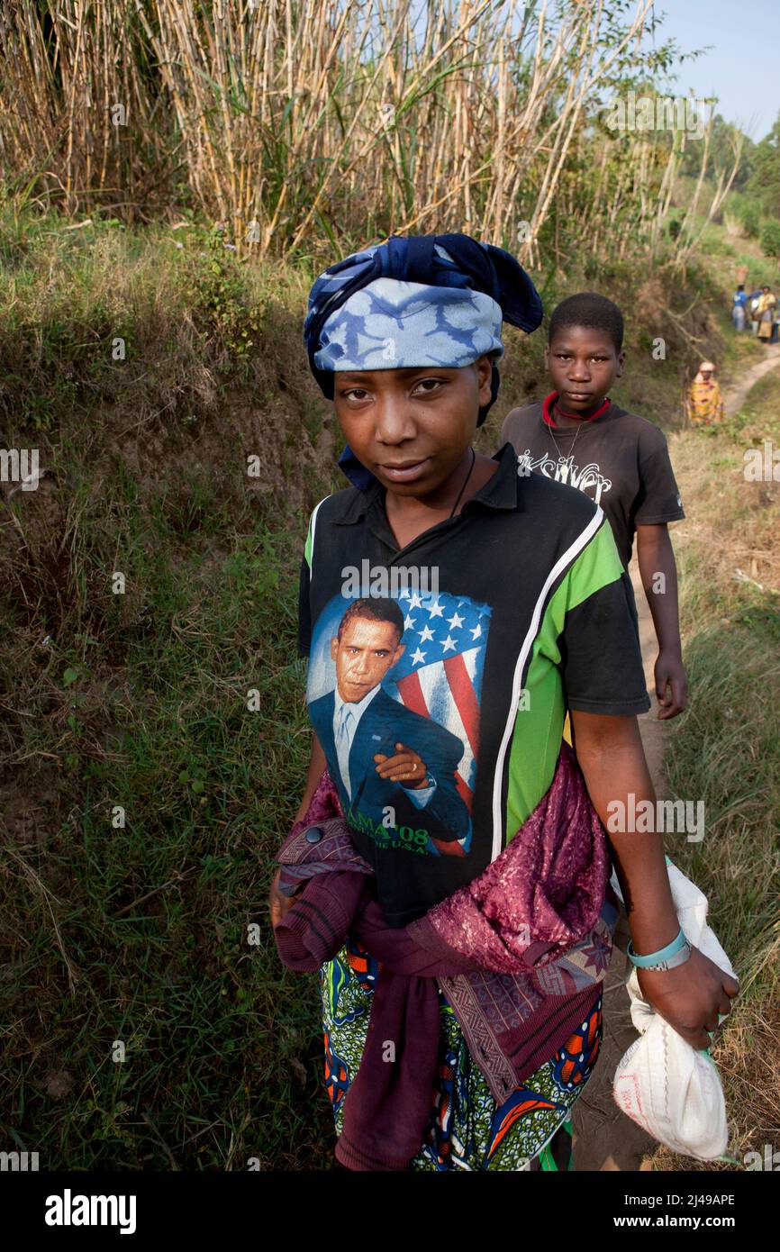 Les gens apportent leurs marchandises au marché du village de Bushoka ...