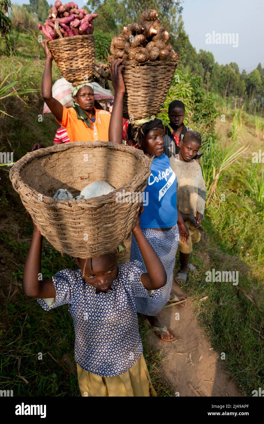 Les gens apportent leurs marchandises au marché du village de Bushoka ...