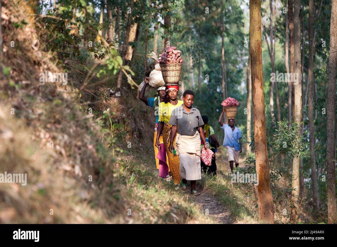 Les gens apportent leurs marchandises au marché du village de Bushoka ...