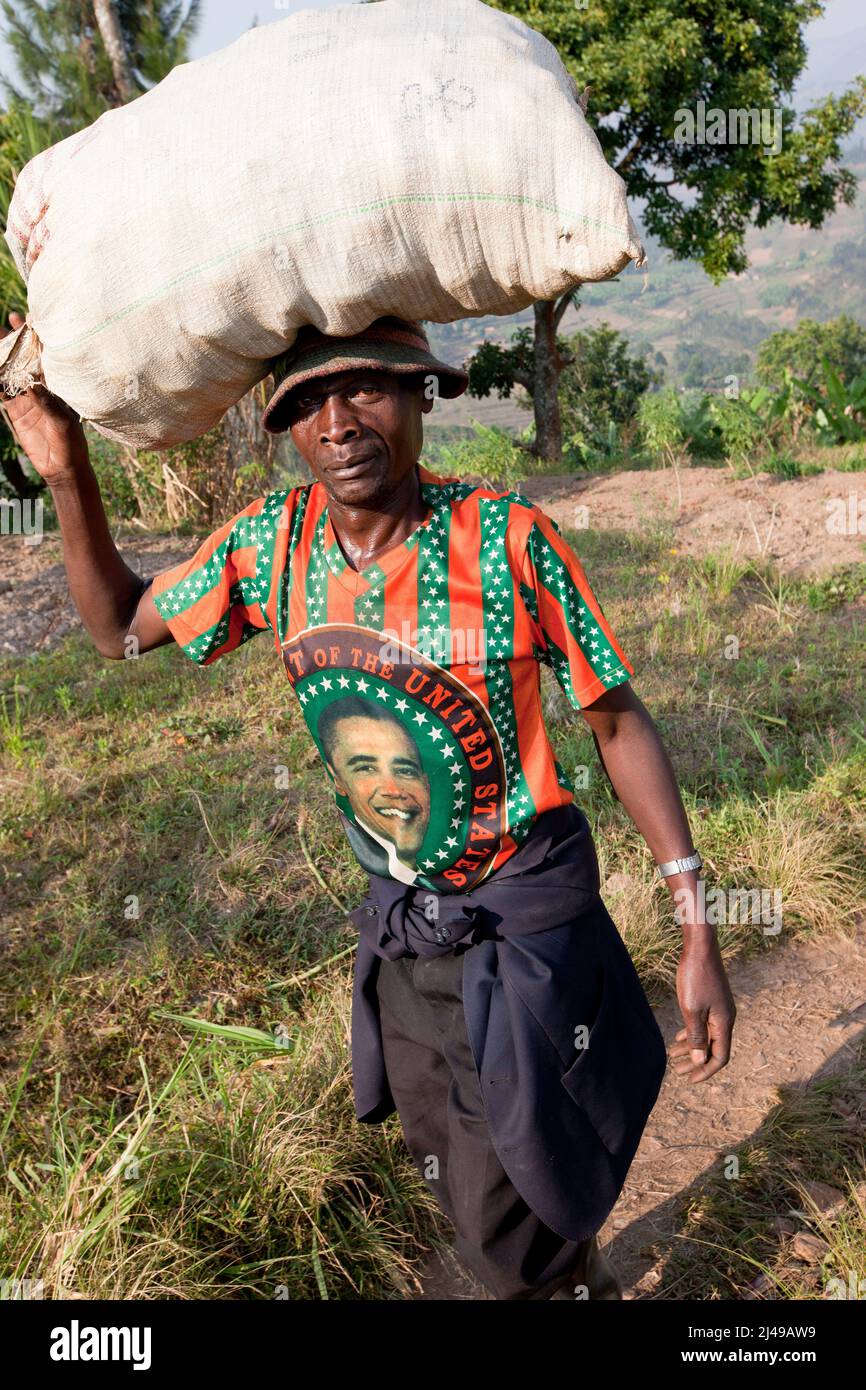 Les gens apportent leurs marchandises au marché du village de Bushoka ...