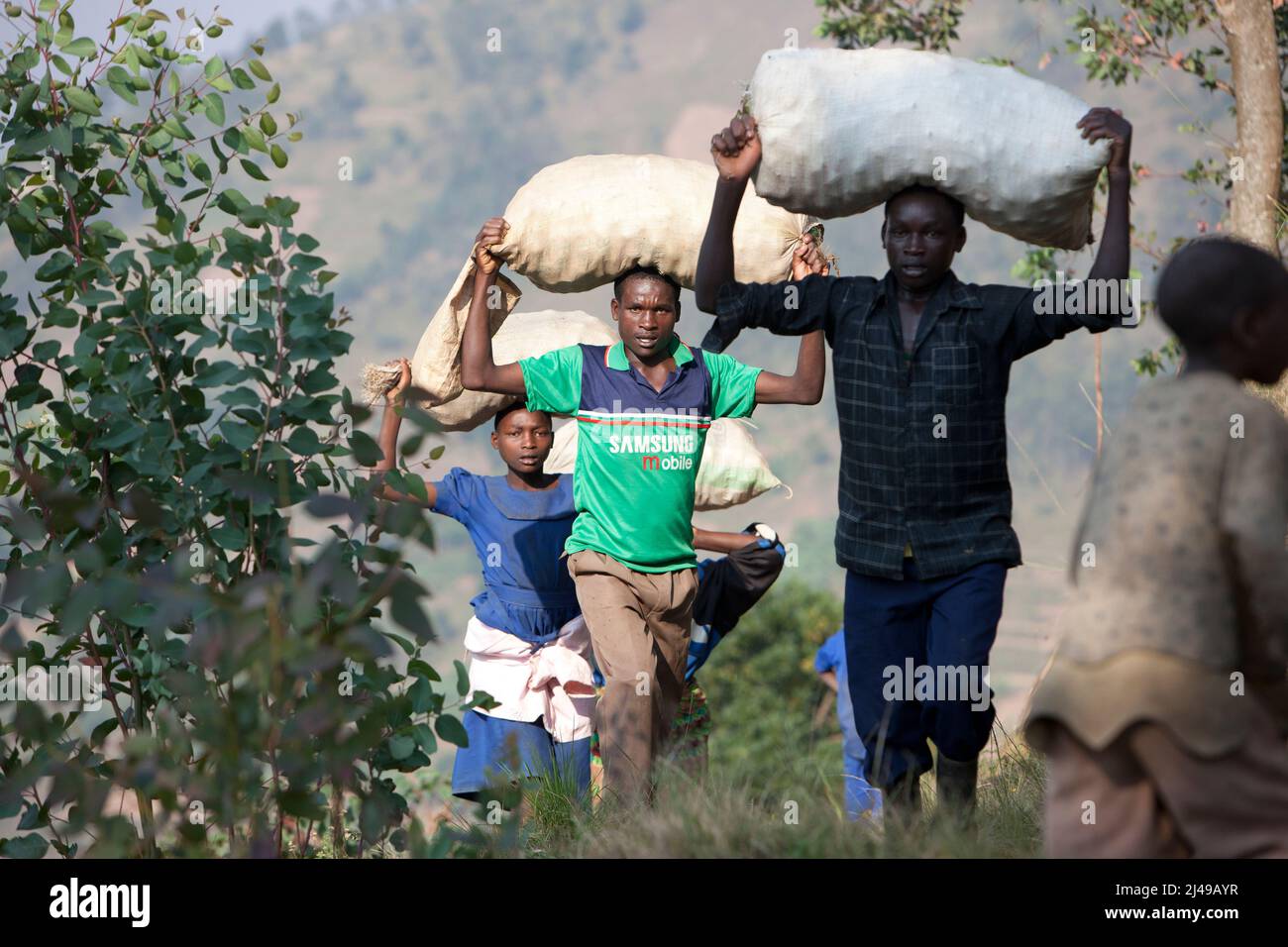 Les gens apportent leurs marchandises au marché du village de Bushoka ...
