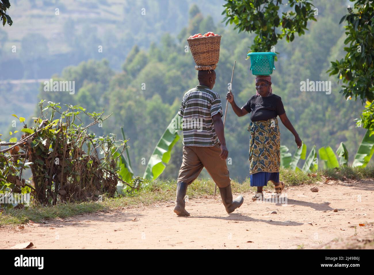 Les gens apportent leurs marchandises au marché du village de Bushoka ...