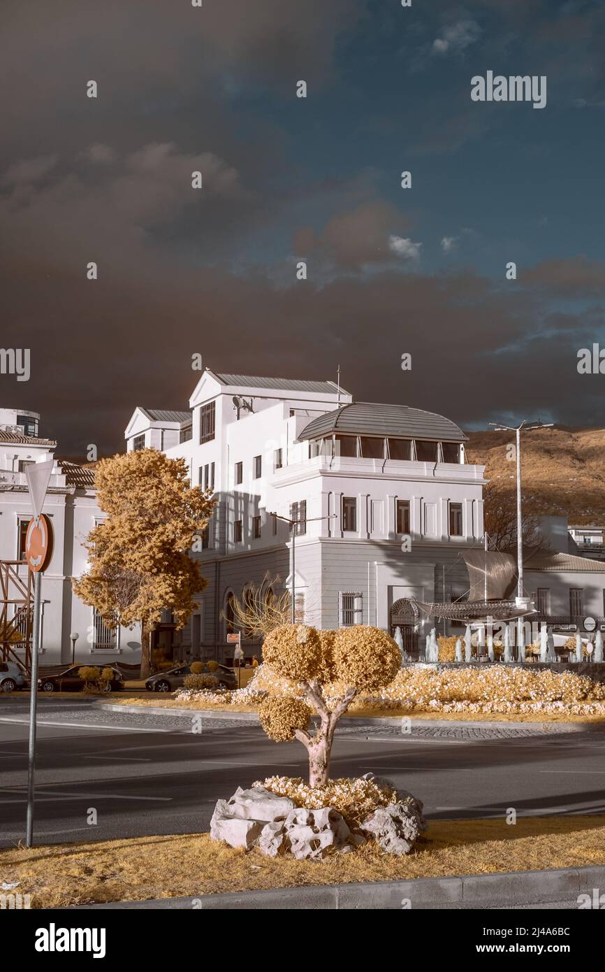 Rond-point infrarouge à l'entrée de la ville de Volos , Grèce avec un ...