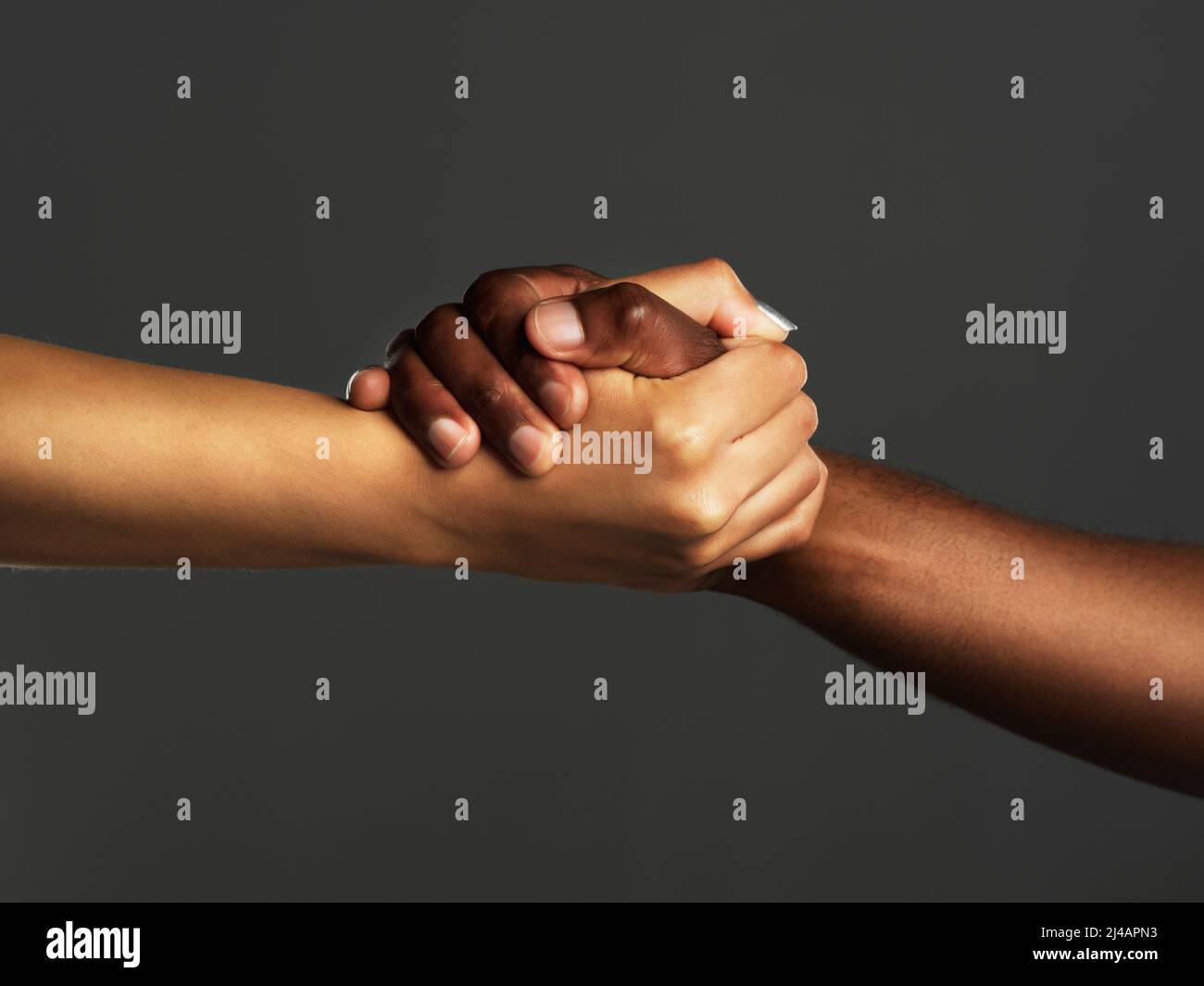 Tout le monde a besoin d'un coup de main. Photo en studio de deux ...