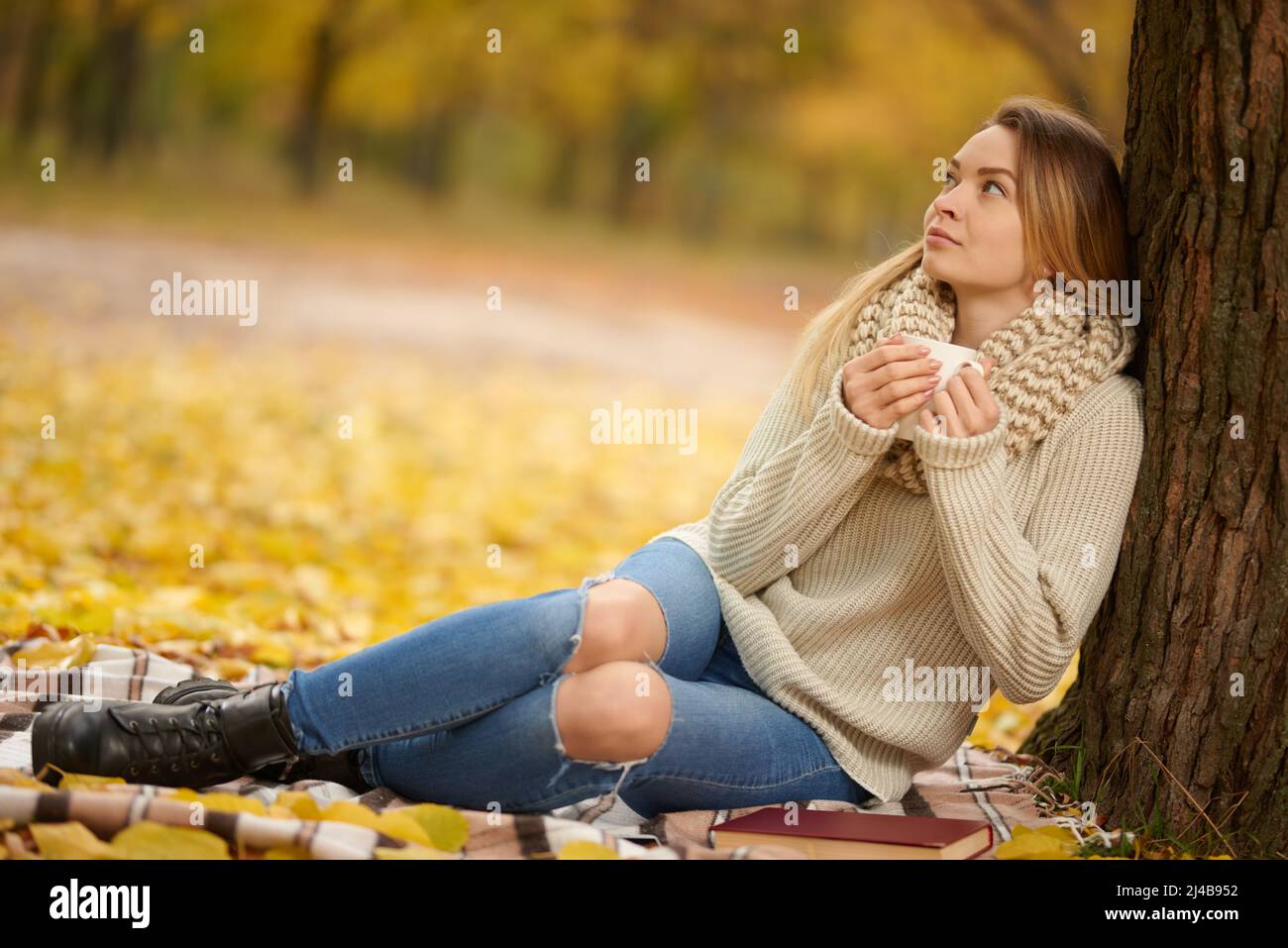 Belle Fille Dans La Forêt Dautomne Est En Train De Lire Un Livre Une