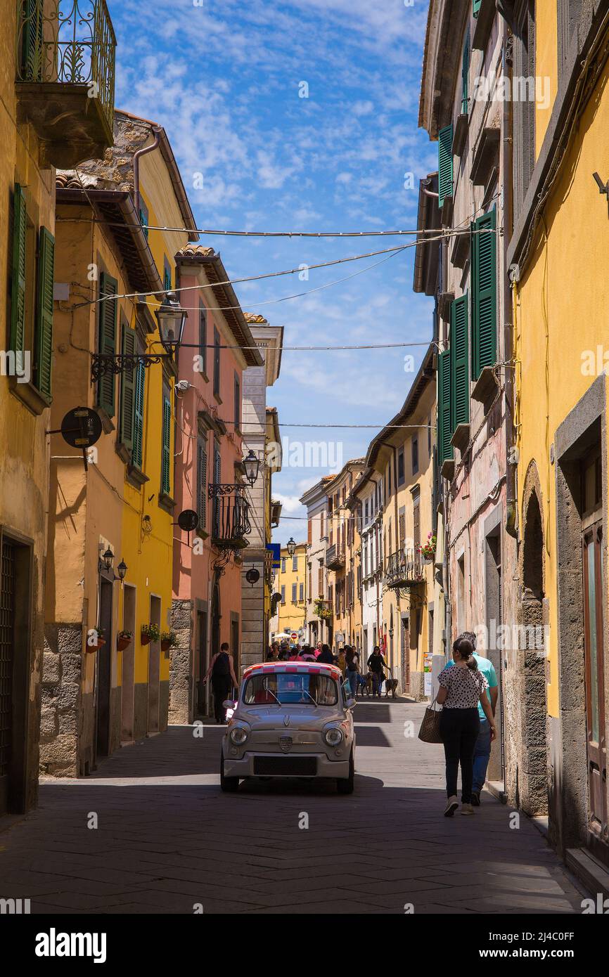 Les touristes partagent une route étroite avec une voiture dans la ...