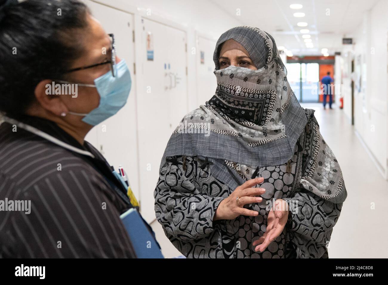 La mère de Lalene Malik, Sumra, parle au personnel de l'hôpital ...