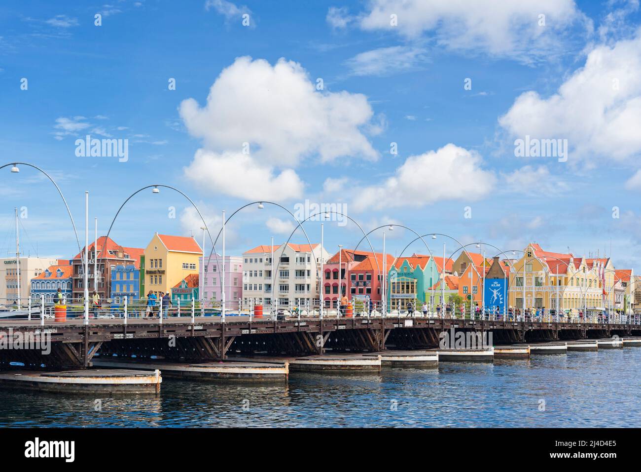 Pont de la reine Emma Pontoon traversant la baie St. Anna, reliant les ...