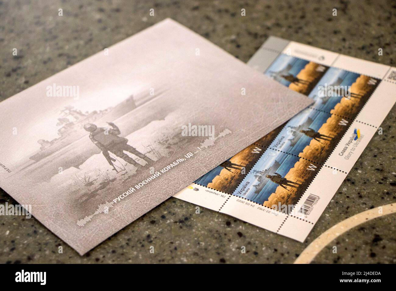 DNIPRO, UKRAINE - le 12 AVRIL 2022 - une enveloppe et des timbres ...