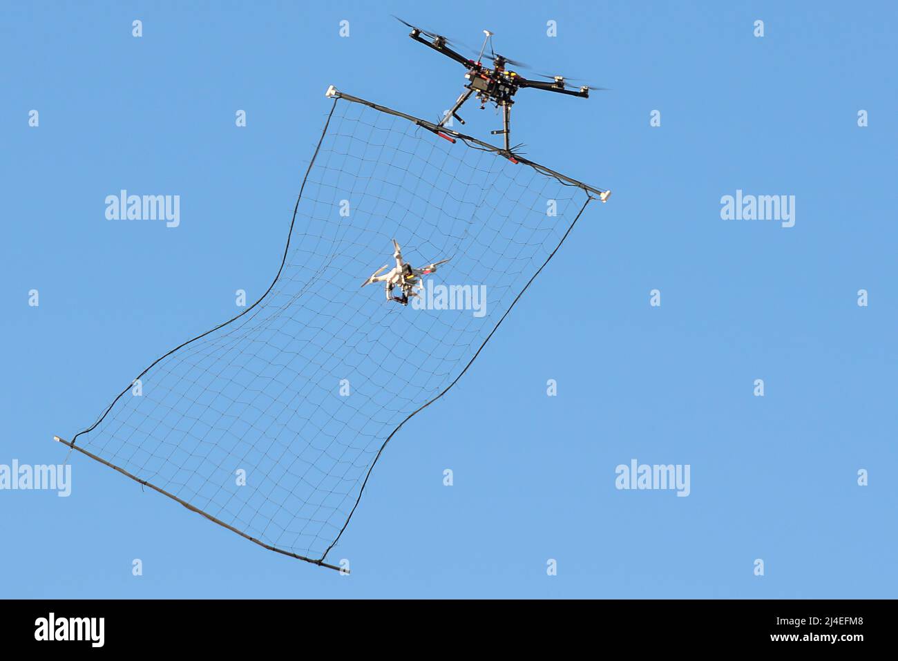 Un chasseur-tueur drone avec net ci-joint, une partie de la solution du ...
