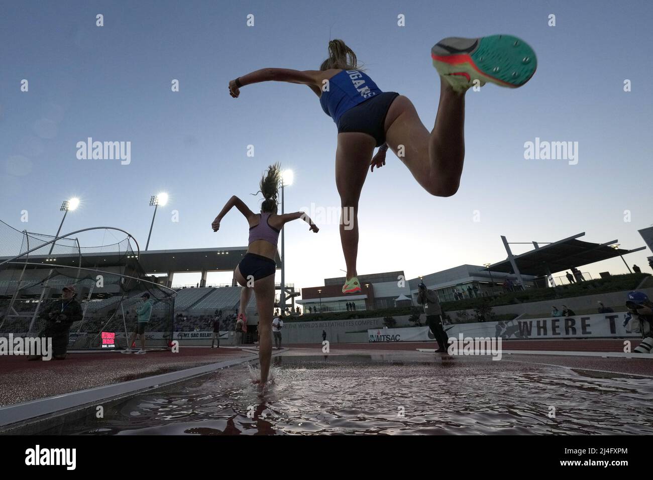Valérie Constien (à gauche) et Courtney Wayment de BYU font la course ...