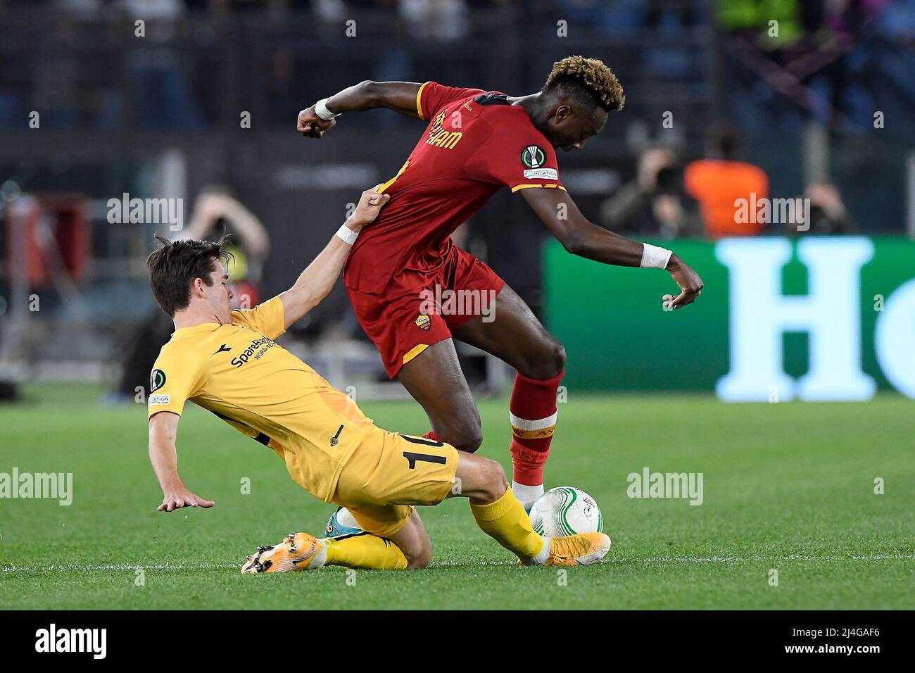 Hugo Vetlesen de FK Bodo Glimt et Tammy Abraham d'AS Roma pendant le ...