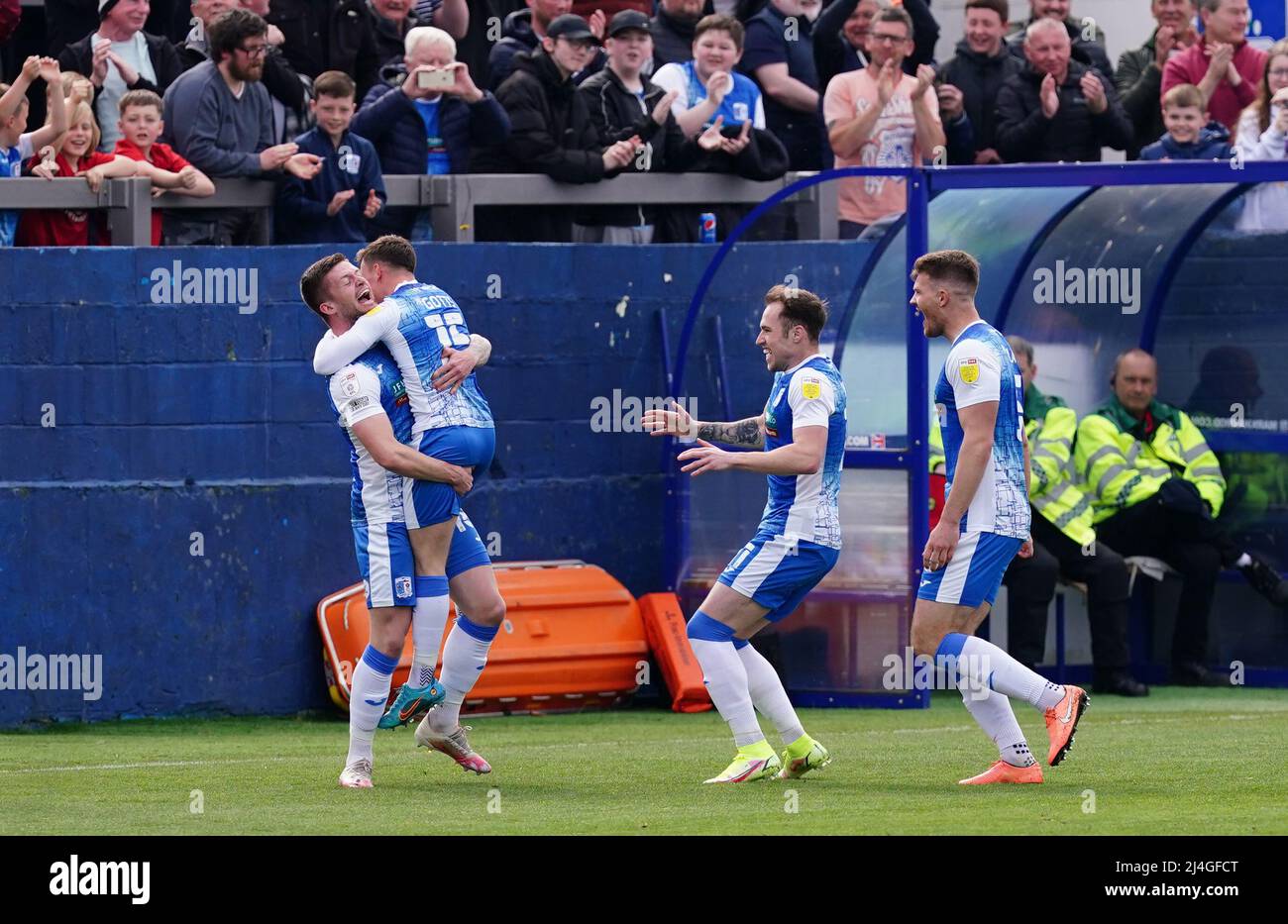 Joe Grayson de Barrow (à gauche) célèbre avec Robbie Gotts après avoir ...