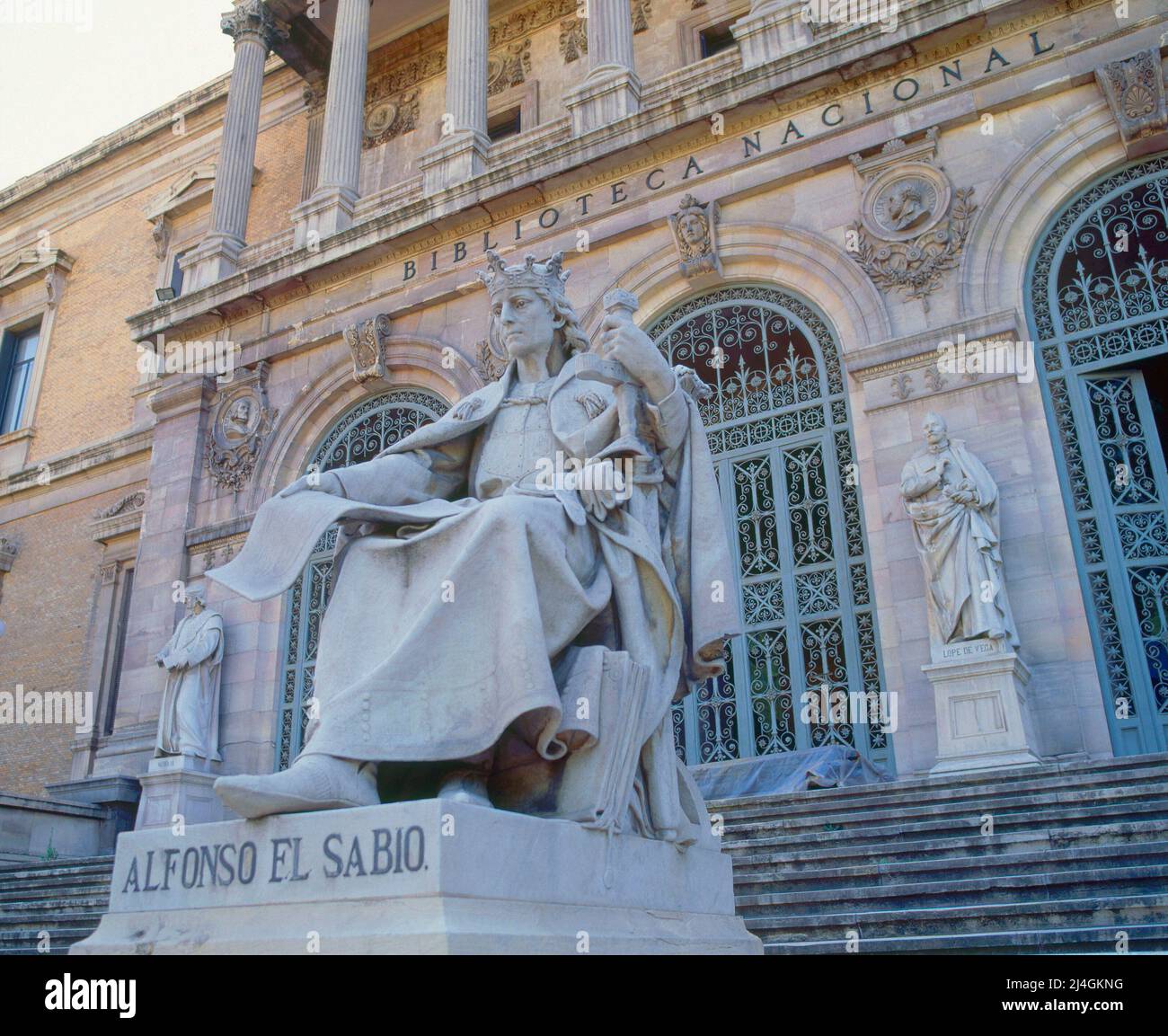 ESCULTURA DE ALFONSO X EL SABIO (1221-1284) EN LA ESCALINATA DE LA ...