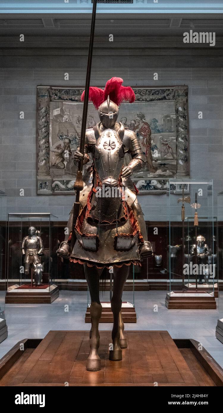 chevalier sur un cheval portant une armure du Moyen-âge européen Photo ...