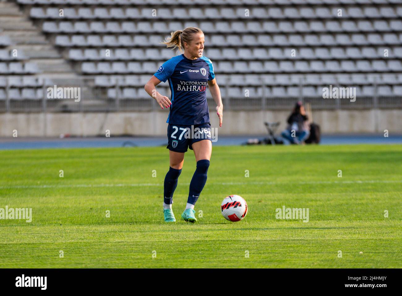 Julie Soyer de Paris FC contrôle le ballon lors du championnat féminin ...