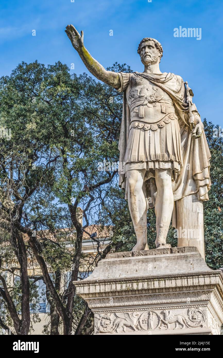 Ancien empereur romain Antoninus Pie Statue Antonin Plaza Suqare Nîmes ...