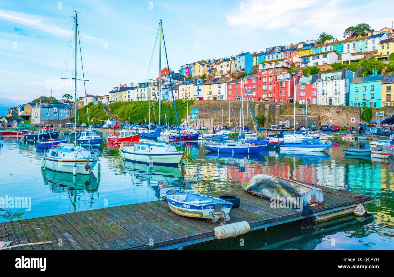 Vue sur le port de Brixham.Port de pêche bordé de restaurants de fruits ...