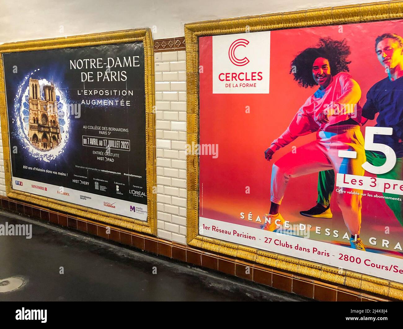 Paris, France, affiches publicitaires françaises dans le couloir du ...