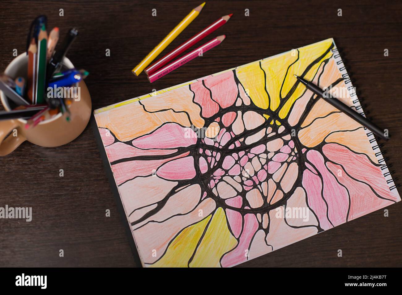 Marqueur noir sur un dessin multicolore à partir de lignes ...