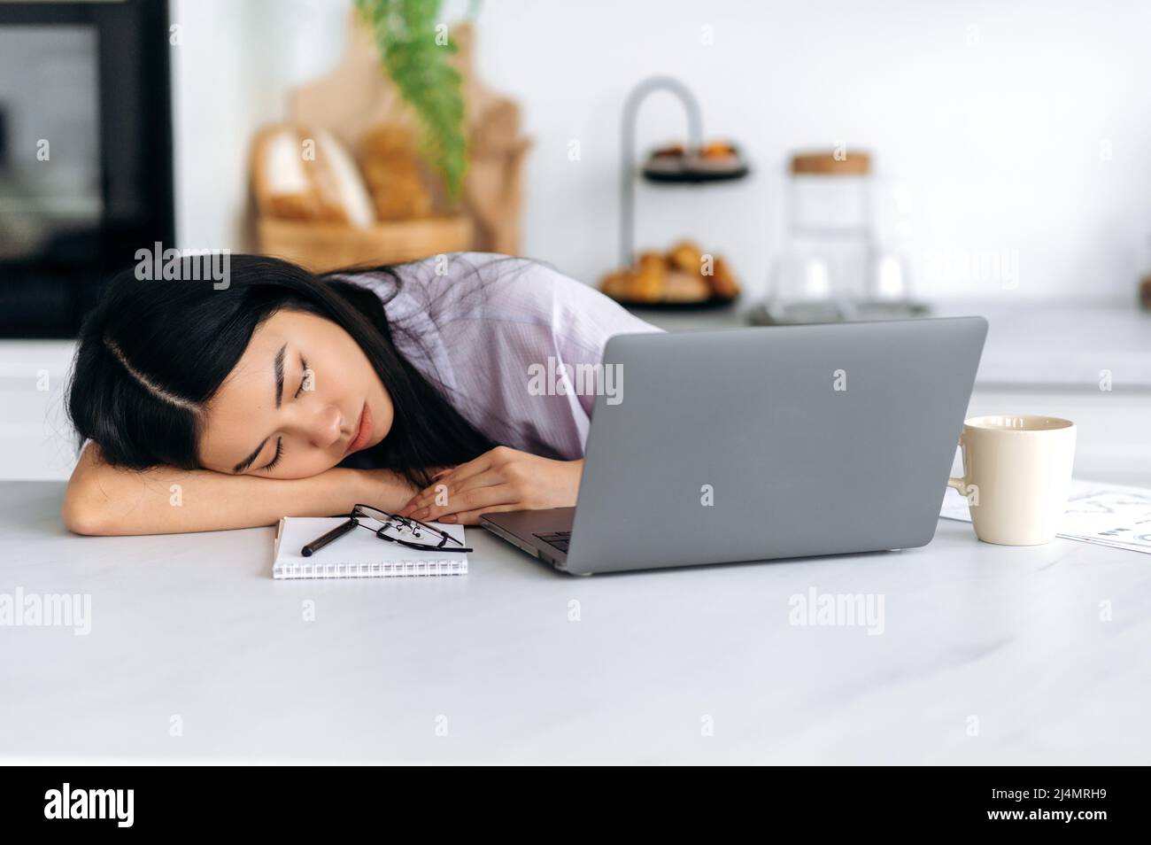 Concept de fatigue. Fatigué épuisé asiatique jeune fille, étudiant ou ...
